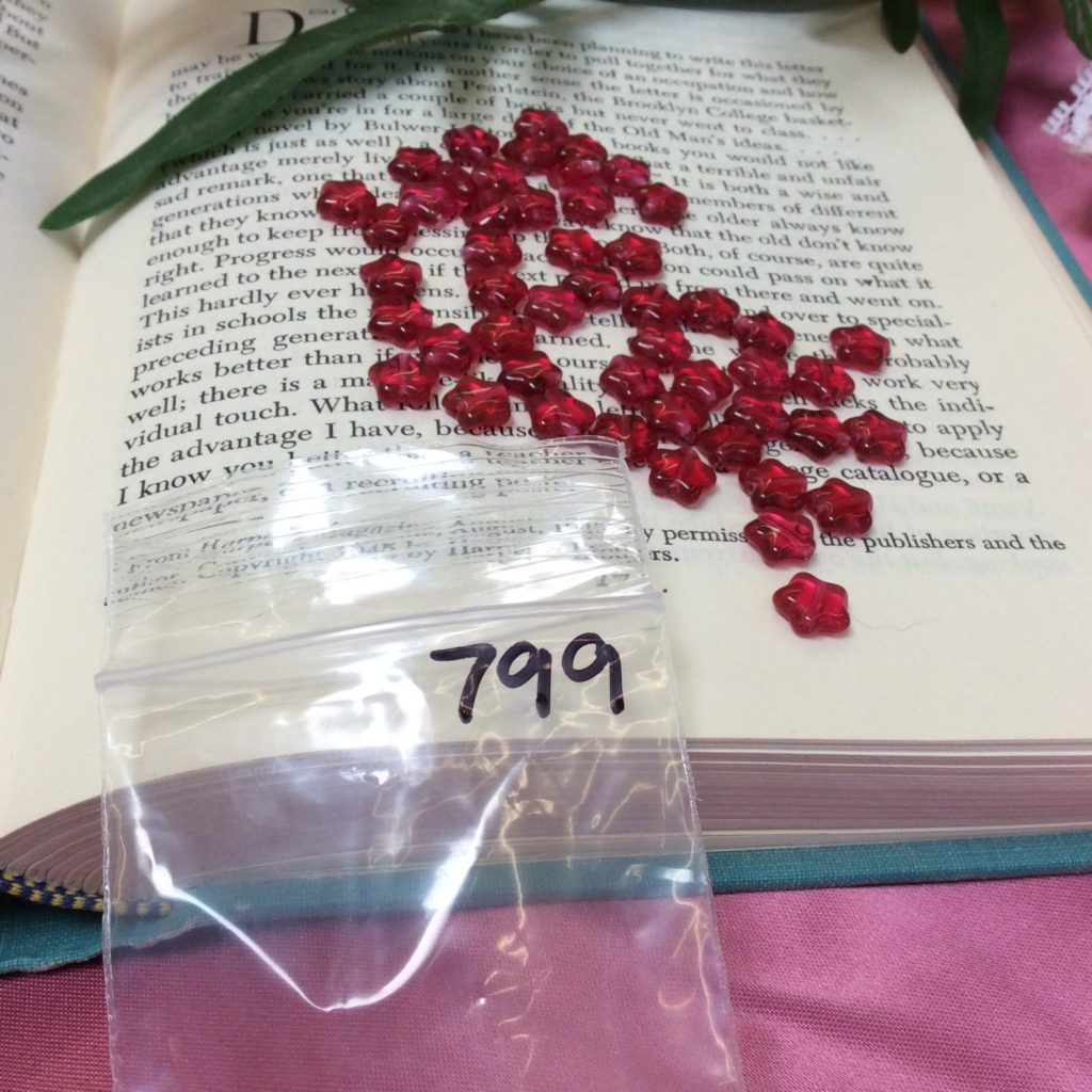 Translucent red glass stars - 100 pieces - BeadHoliday