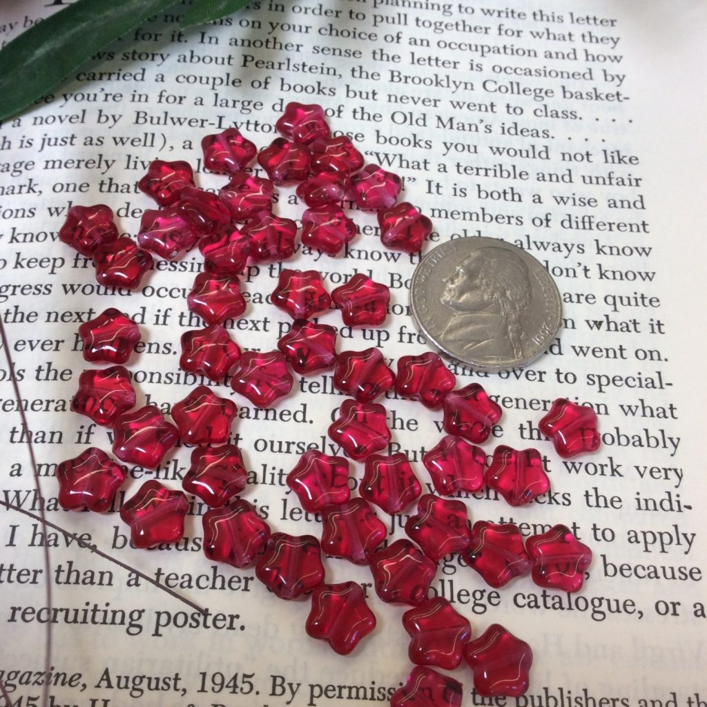 Translucent red glass stars - 100 pieces - BeadHoliday