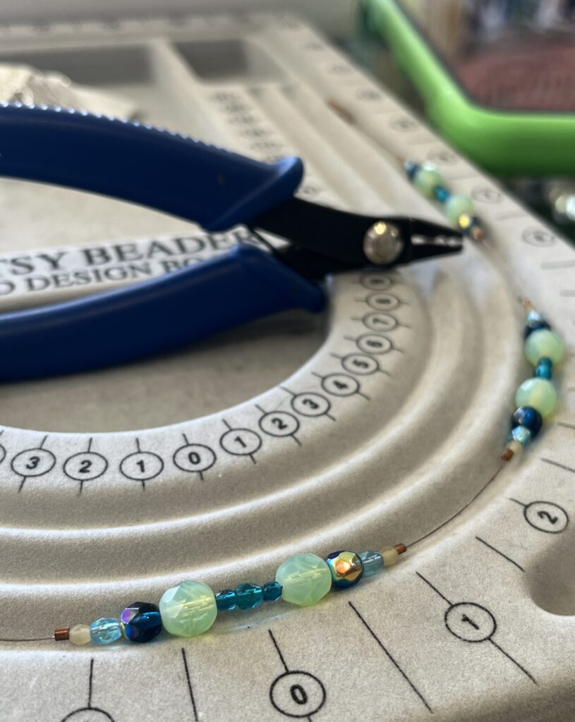 Basic bead stringing class - BeadHoliday